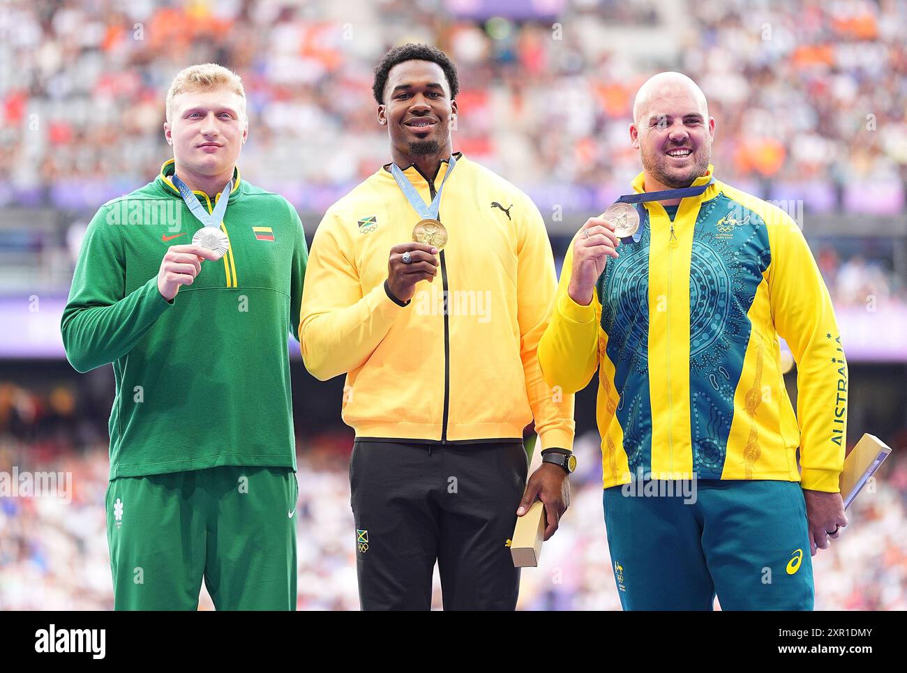 Paris, France. 8th Aug, 2024. Gold medalist Roje Stona (C) of Jamaica ...
