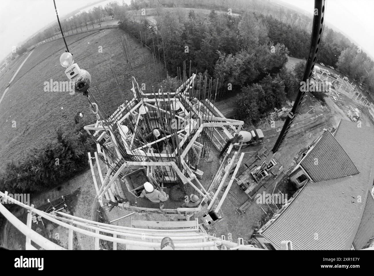 Construction of RLD tower Amsterdam Schiphol, De Rooy, 19-10-1978 ...