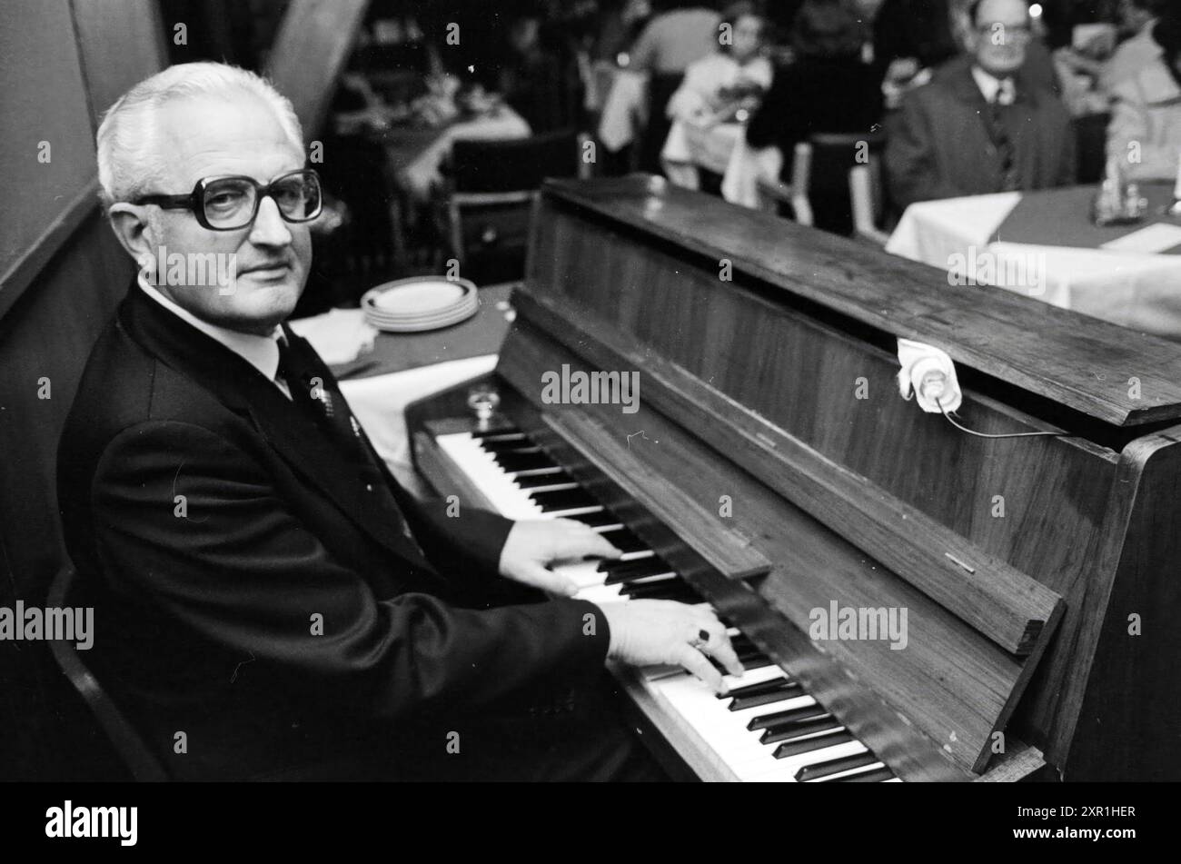 Mr ligtendal pianist rest hi-res stock photography and images - Alamy