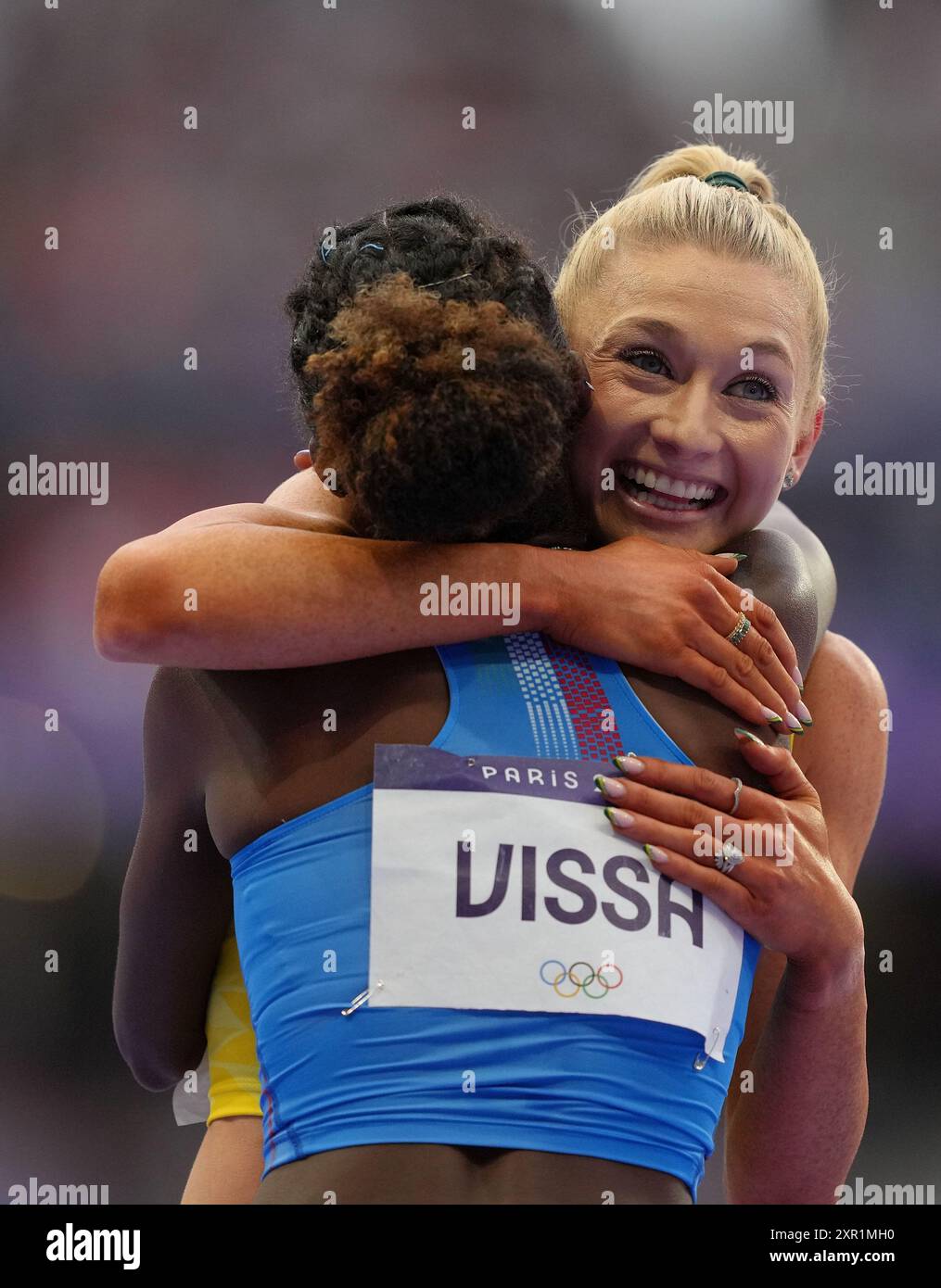 Paris, France. 8th Aug, 2024. Jessica Hull (back) of Australia hugs ...