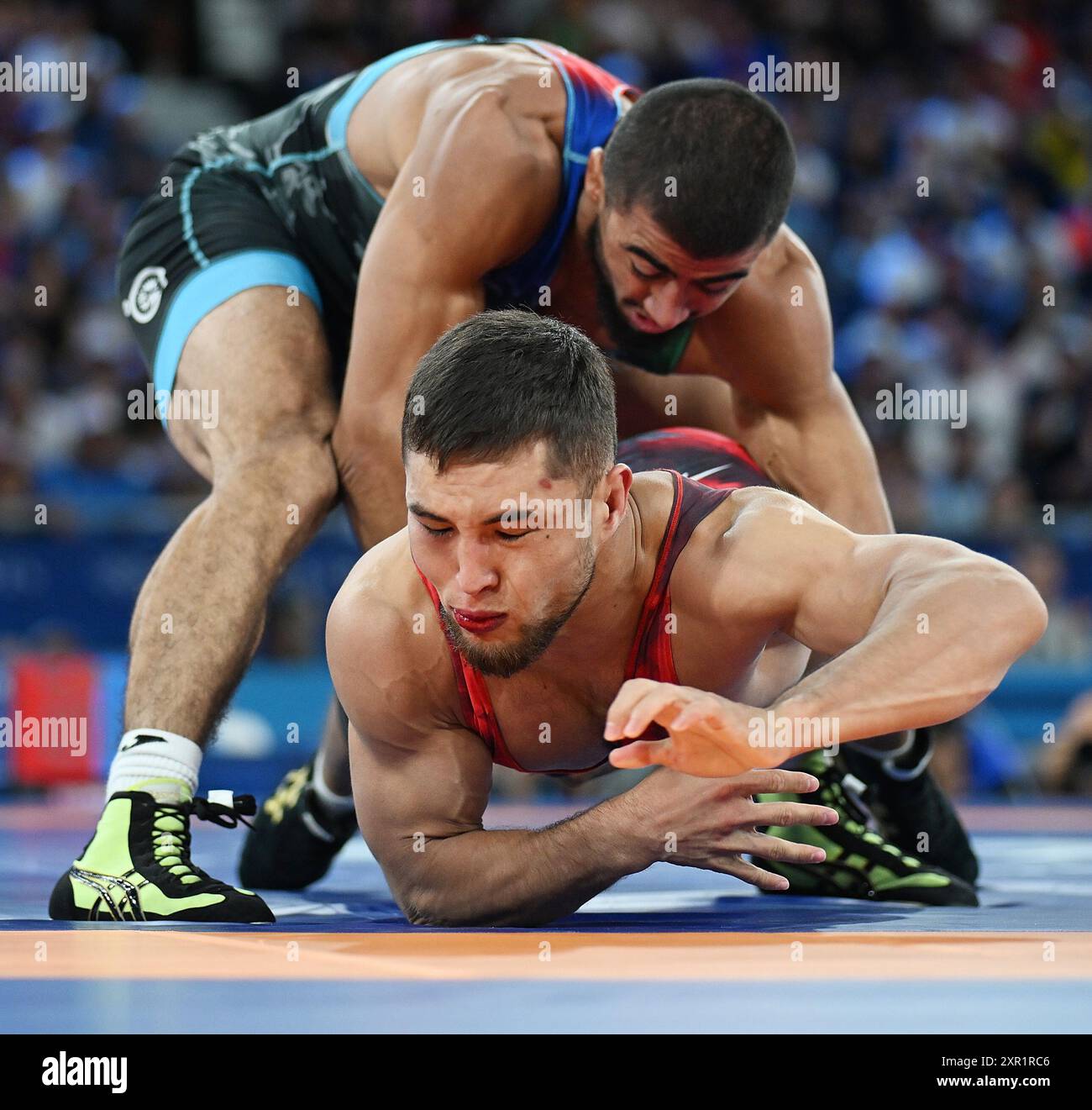 (240808) -- PARIS, Aug. 8, 2024 (Xinhua) -- Amantur Ismailov (in red ...