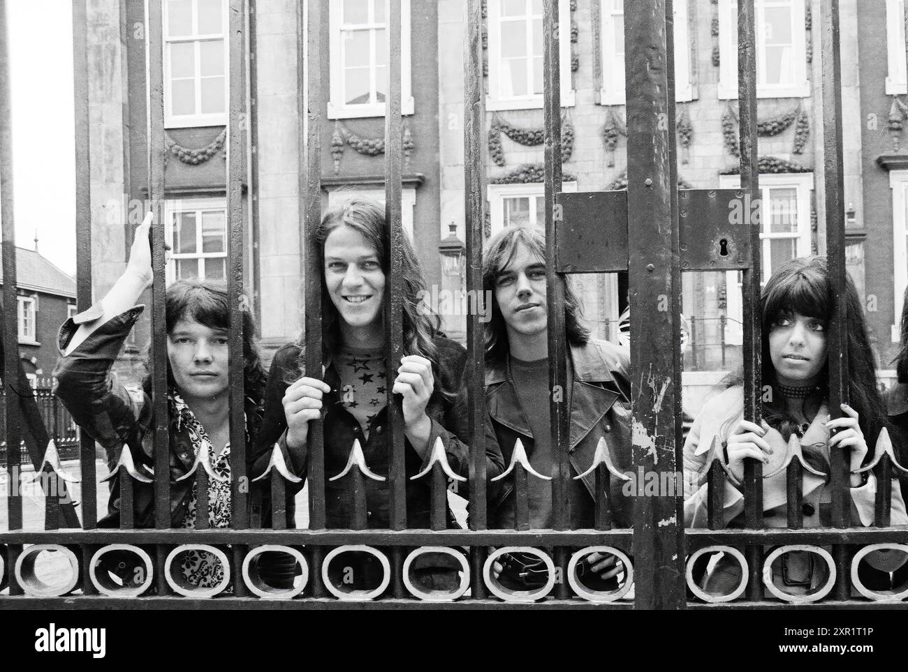 Pop group Shocking Blue stands outside behind a fence, 24-04-1971 ...