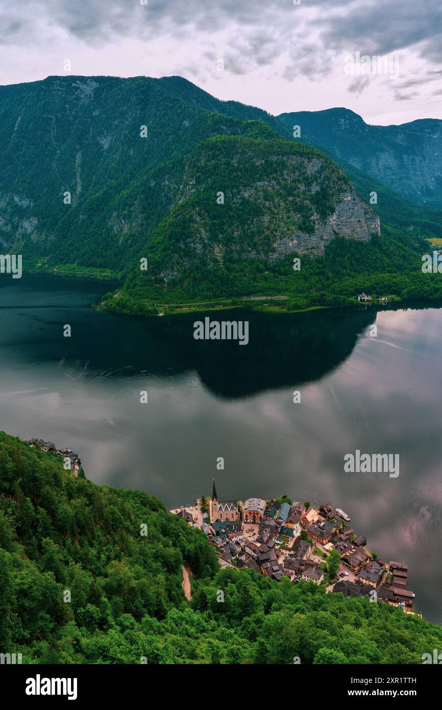 Panoramic view of the village of Hallstatt on Lake Hallstatt in Austria ...