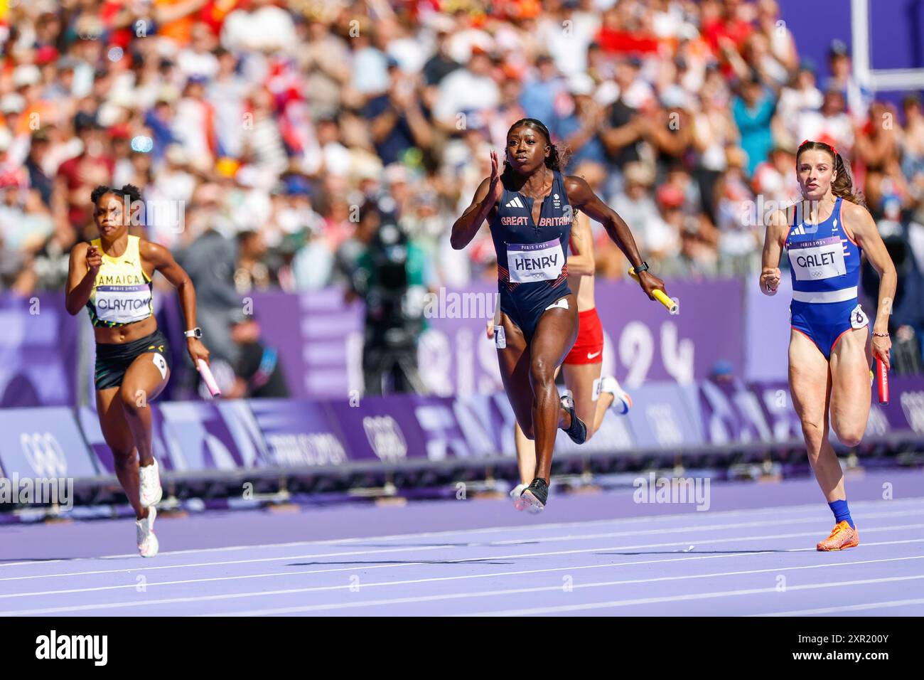 Desiree Henry of Great Britain competes during Women's 4 x 100m Relay ...