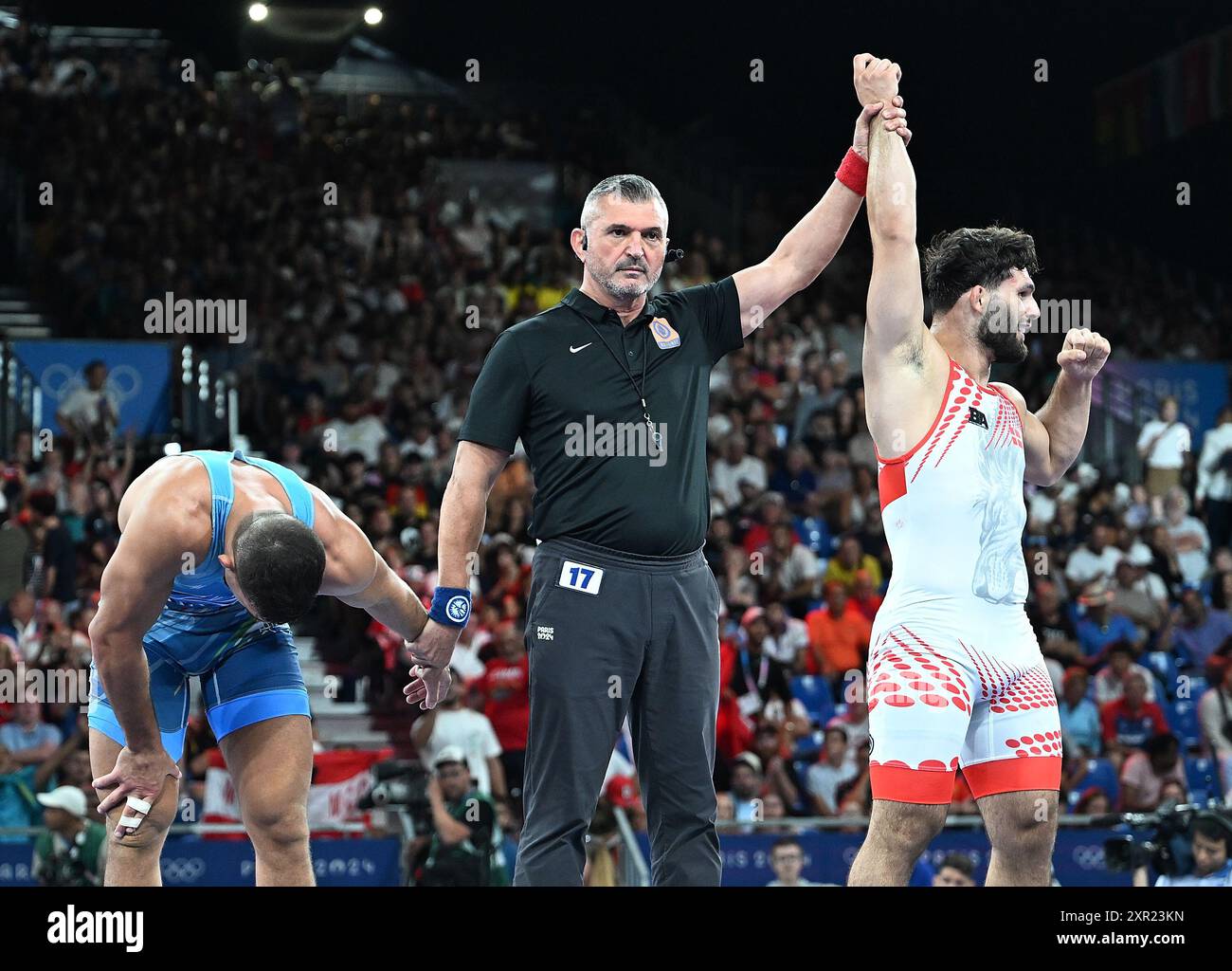 (240808) -- PARIS, Aug. 8, 2024 (Xinhua) -- Turpal Ali Bisultanov (R ...