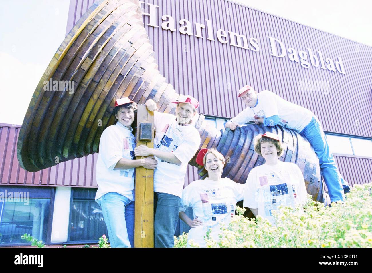 Employees of Haarlems Dagblad (including journalists) in front of the newspaper building in HD T ...