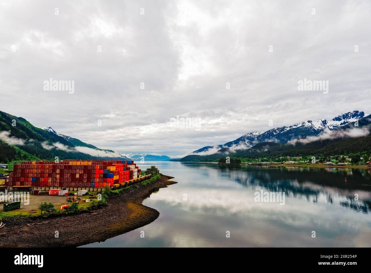 Colorful shipping containers hi-res stock photography and images - Alamy