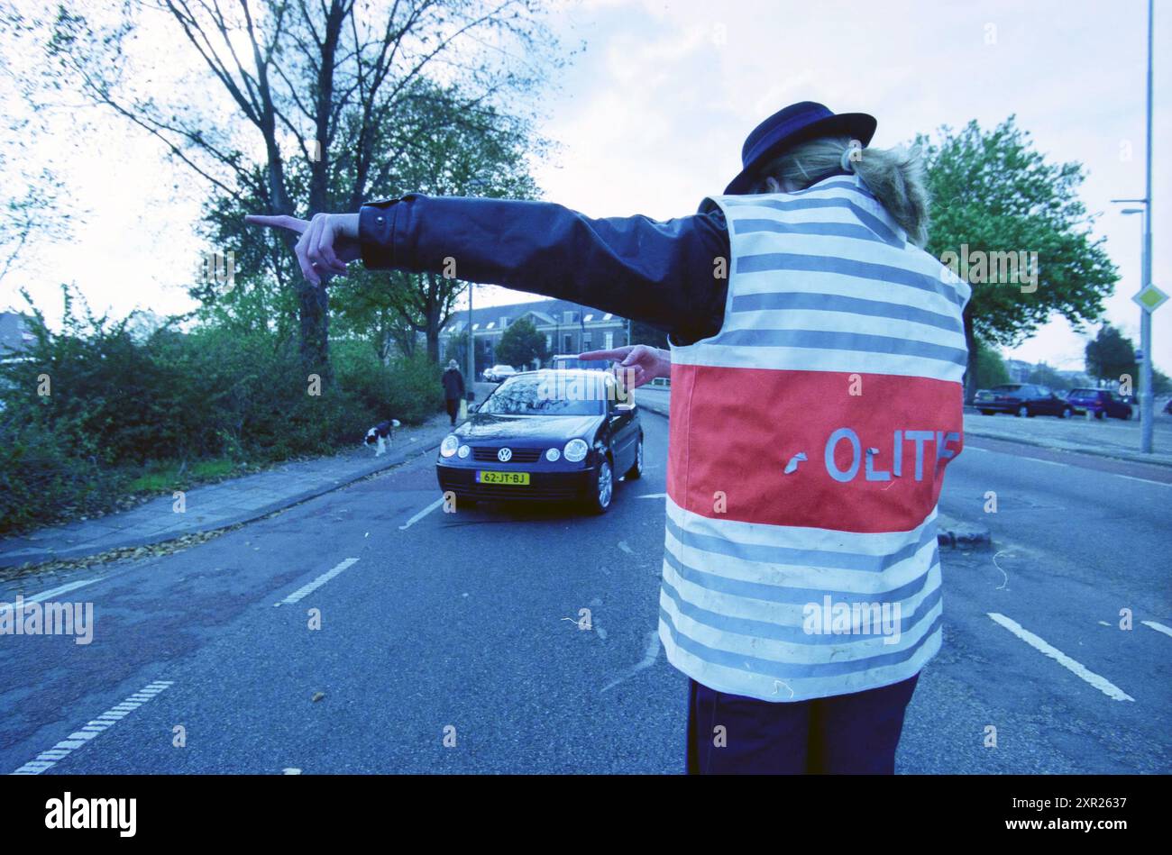 Police officer gives stop sign to motorist, Whizgle Dutch News ...