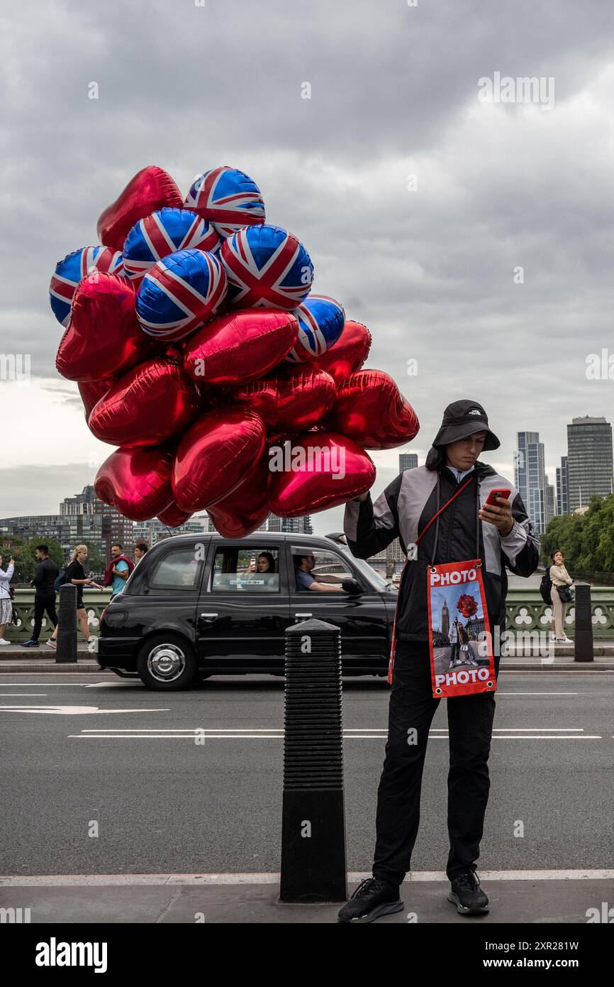 Wednesday 7th August 2024, London - Balloon Seller Stock Photo - Alamy