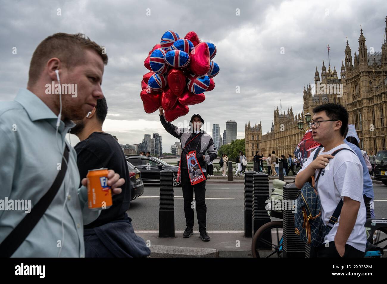 Wednesday 7th August 2024, London - Balloon Seller Stock Photo - Alamy