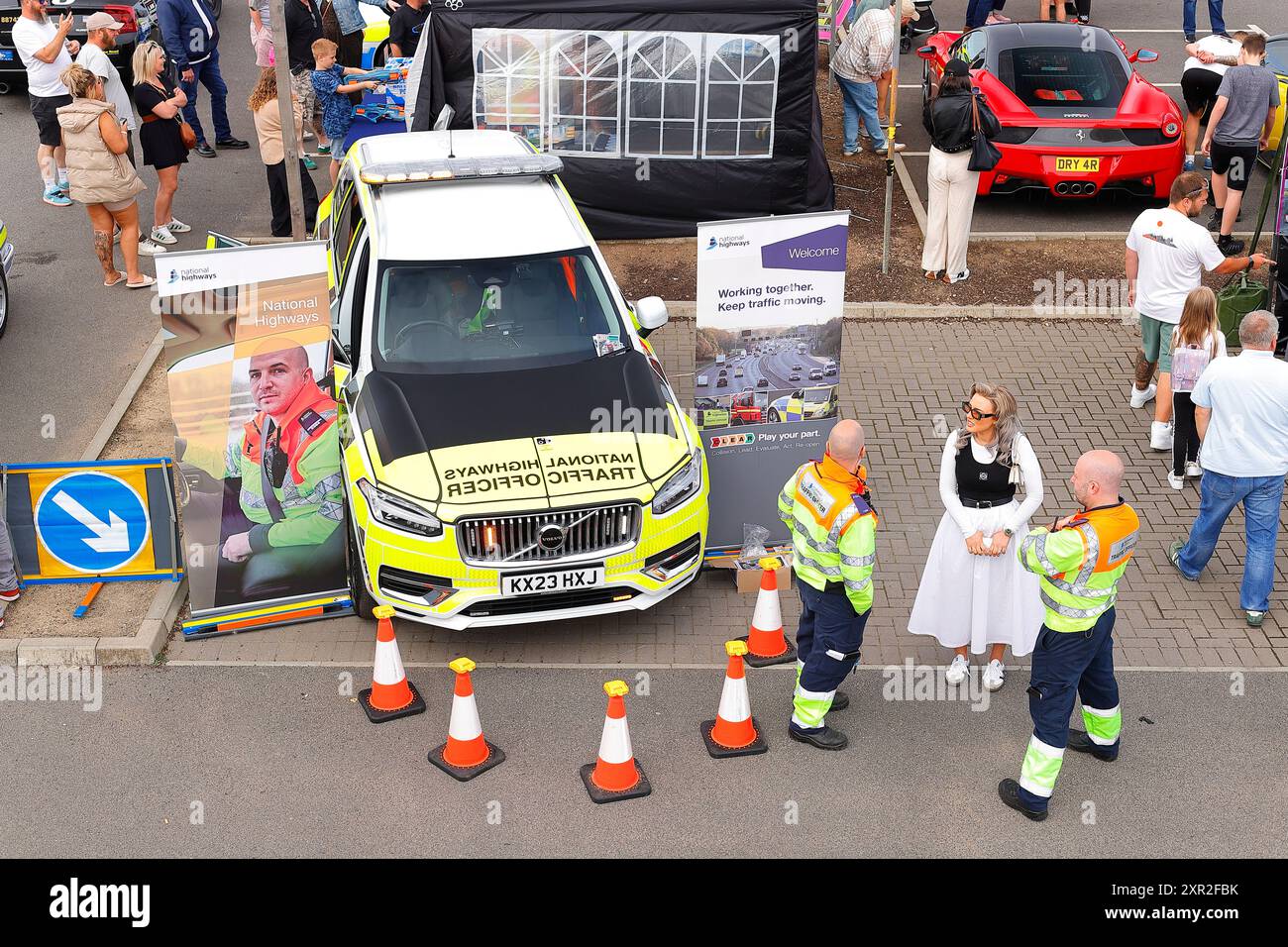 She talks cars hi-res stock photography and images - Alamy