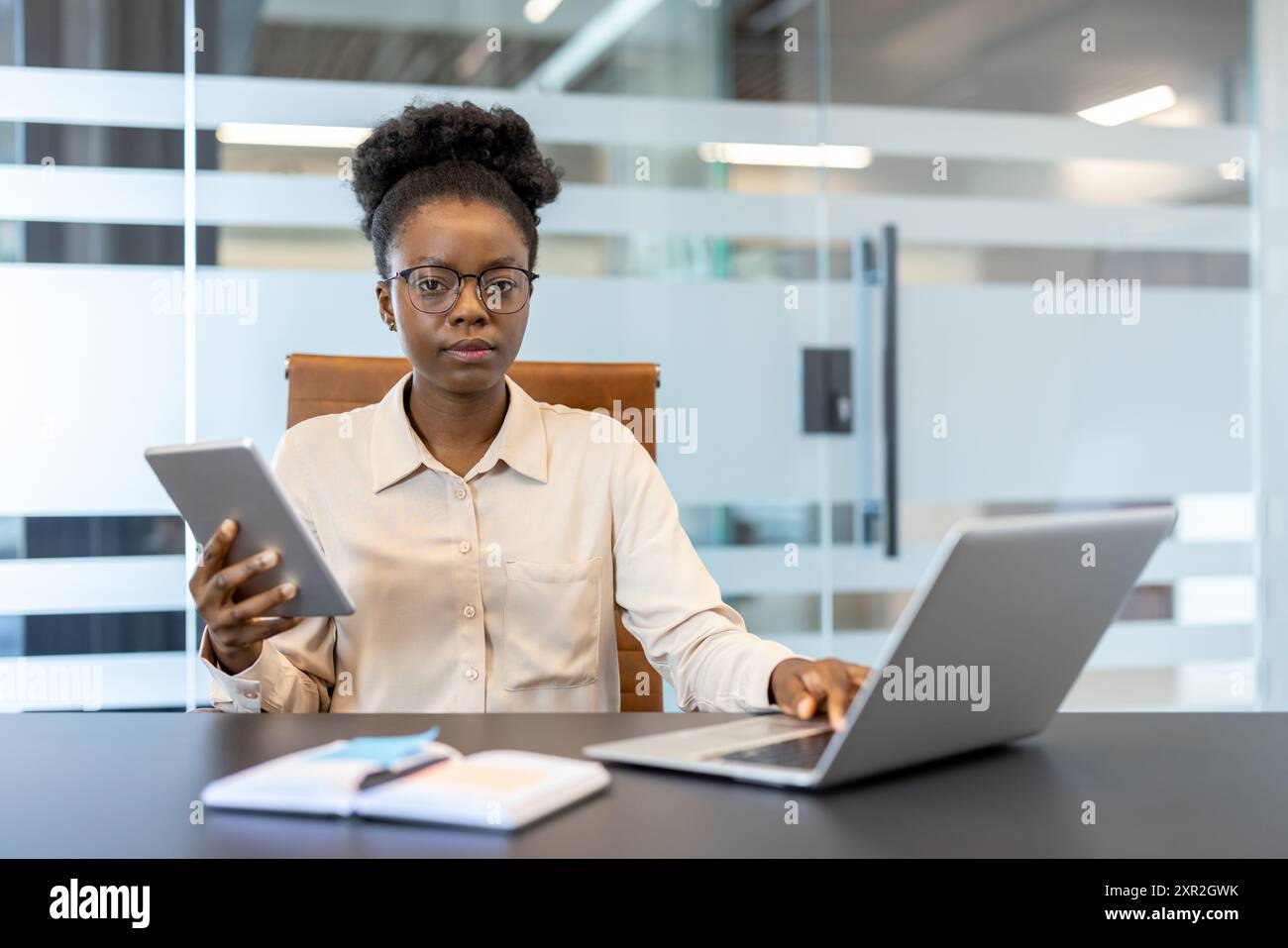 Scene depicting young woman hi-res stock photography and images - Alamy