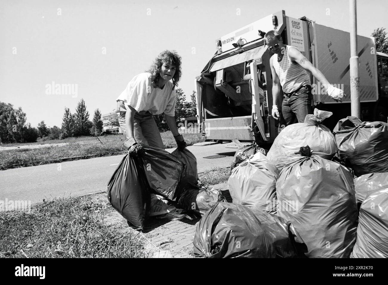First female garbage collector, Mrs. Jansen, Garbage, 19-07-1989 ...