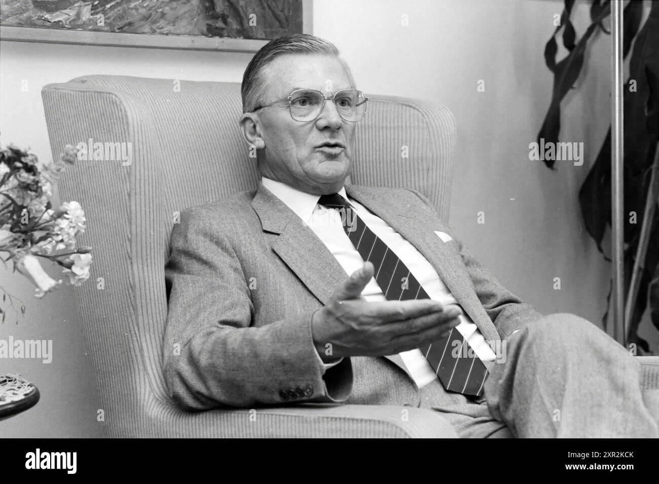 Portrait burg. Molendijk van Velsen, Mayors, Velsen, 13-06-1985 ...