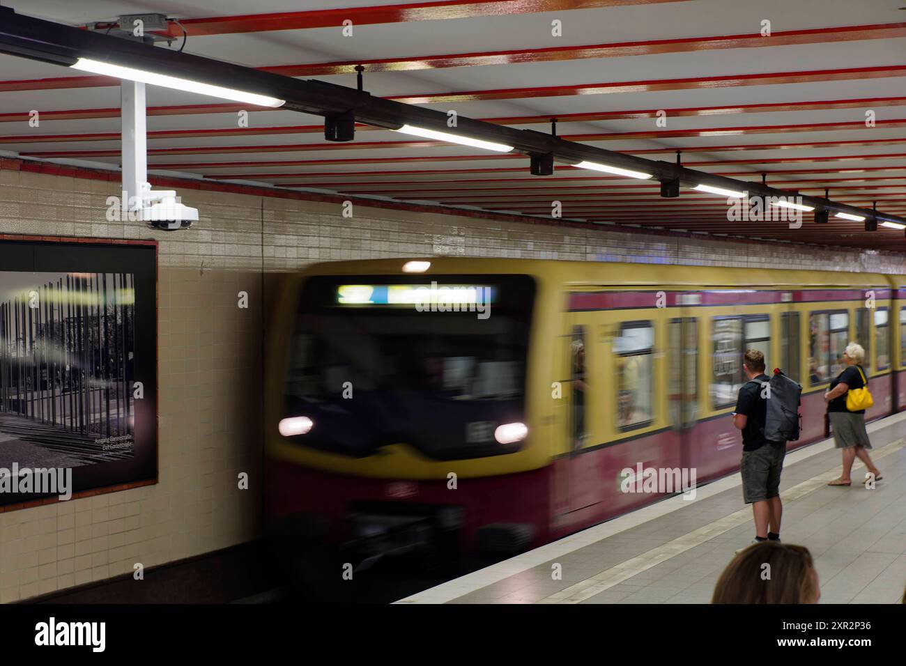 100 Jahre Berliner S-Bahn 2024-08-08 Deutschland, Berlin Fahrgäste vor ...