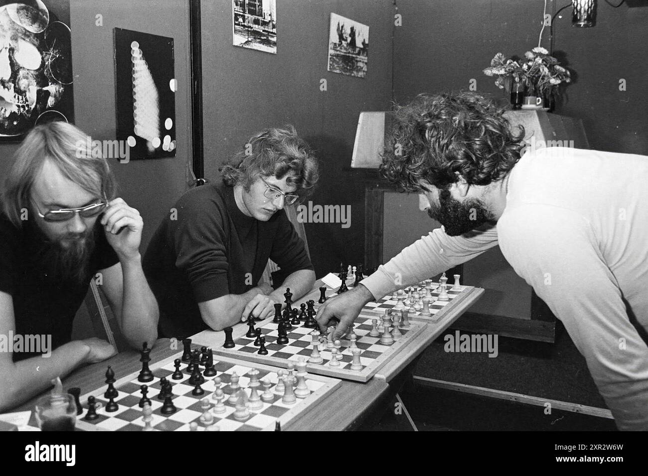 Simultaneous Chess T. Krabbé, Chess, 25-08-1971, Whizgle Dutch News ...