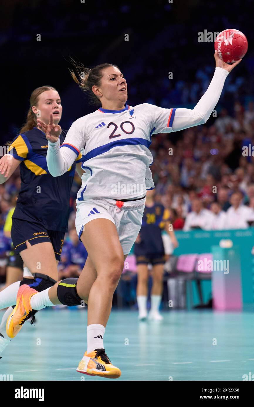 Lille, France. 8th Aug, 2024. Laura Flippes (R) of France takes a shot ...