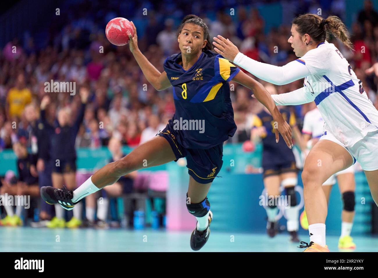 Lille, France. 8th Aug, 2024. Jamina Roberts (L) of Sweden launches an ...