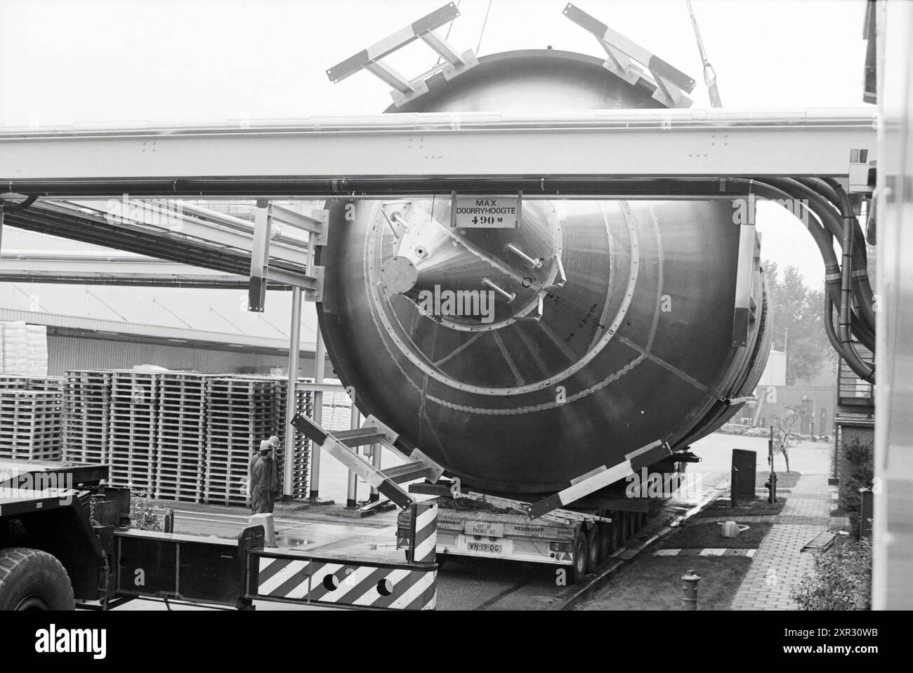 Installing silos hi-res stock photography and images - Alamy