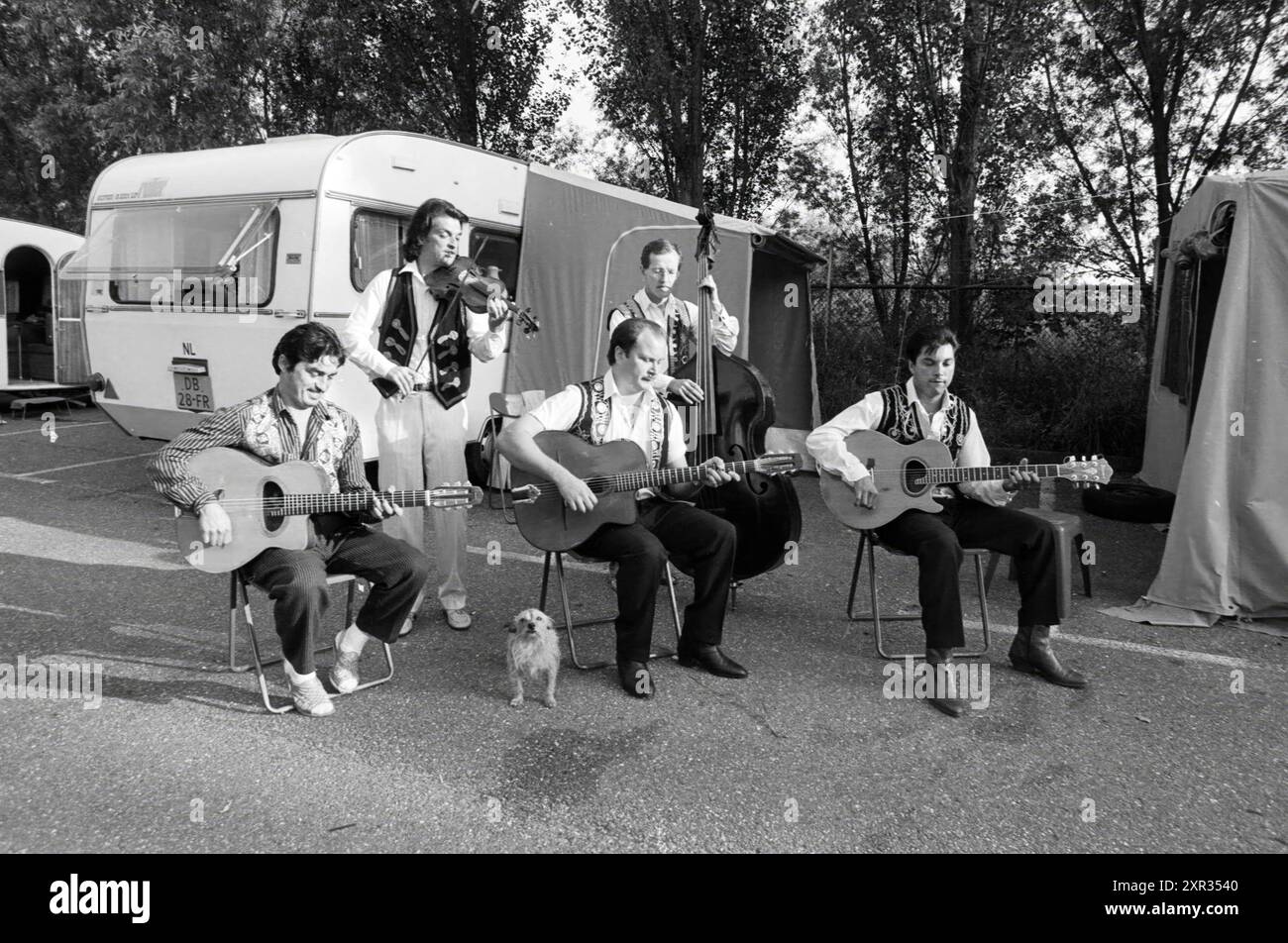 Gypsy caravans hi-res stock photography and images - Alamy