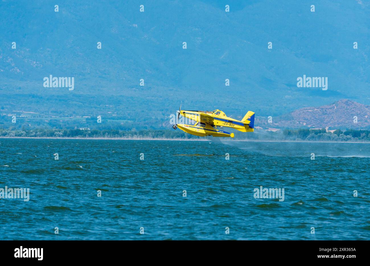 Yellow Water Aircraft in Action: Collecting Water to Combat Summer ...