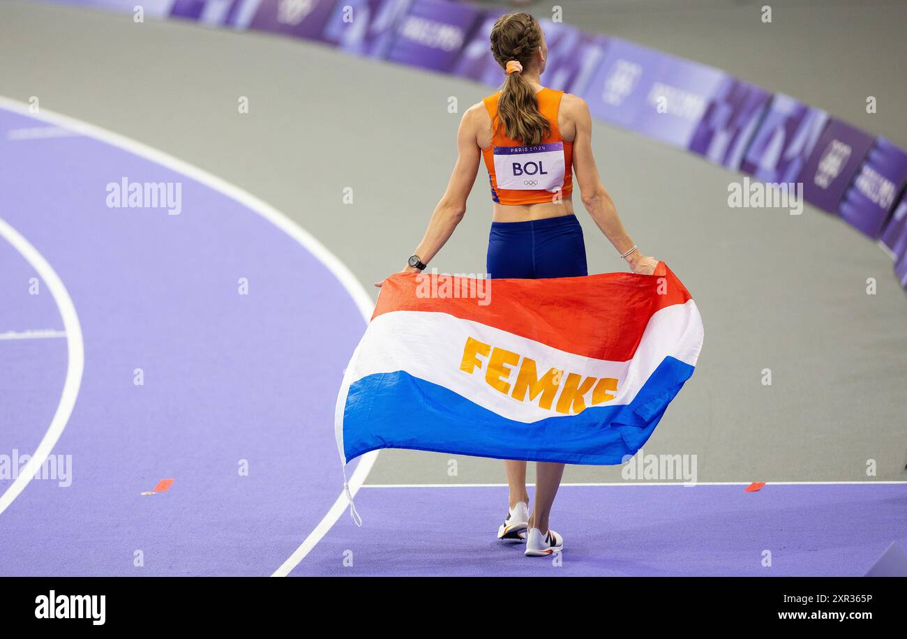 PARIS - Femke Bol with flag after the final 400 meter hurdles during ...