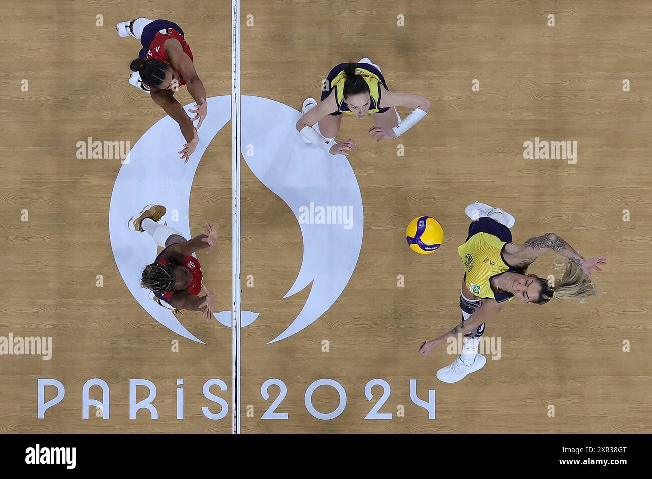 Paris, France. 8th Aug, 2024. Thaisa Daher de Menezes (R) of Brazil ...