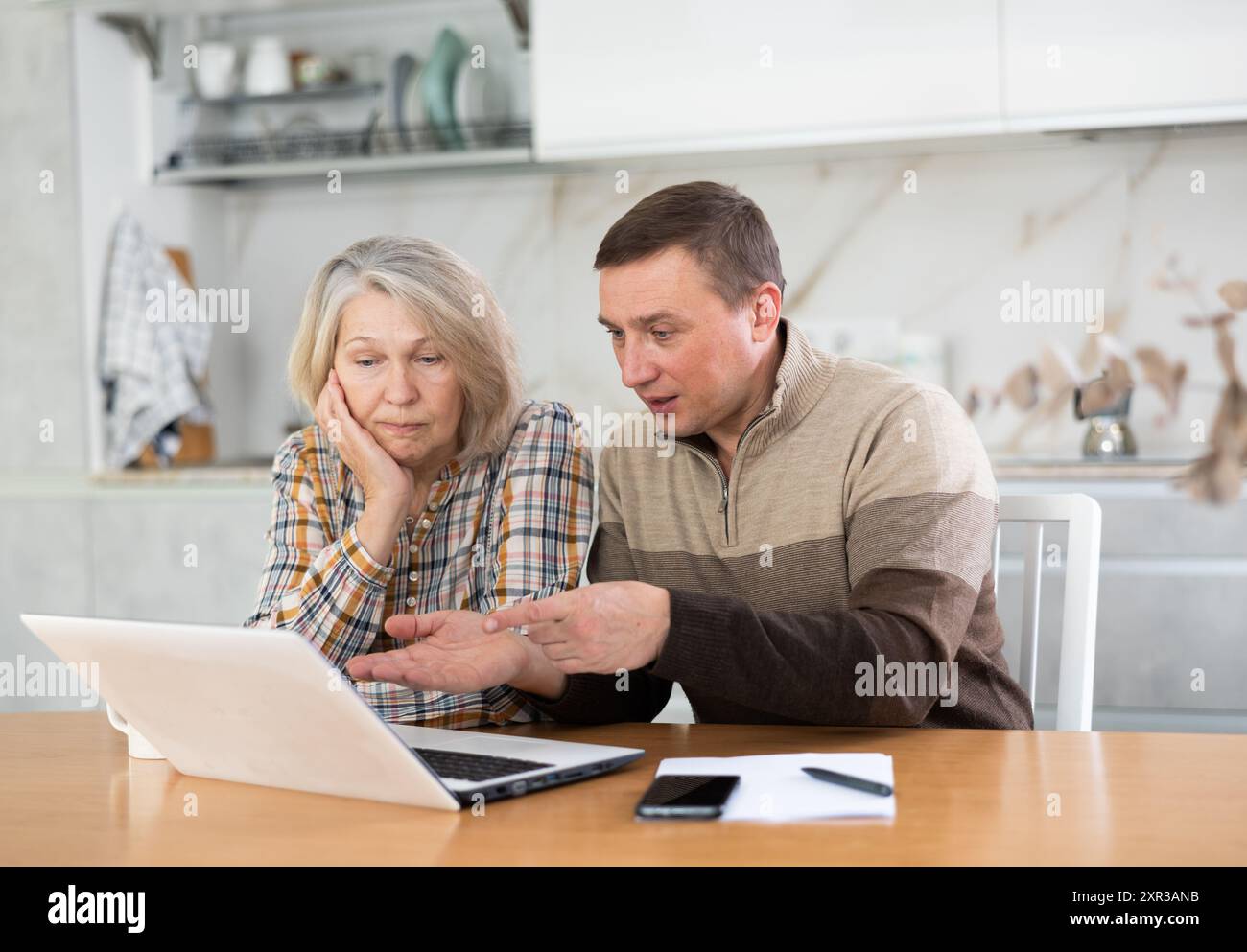 Man fill out documents hi-res stock photography and images - Alamy