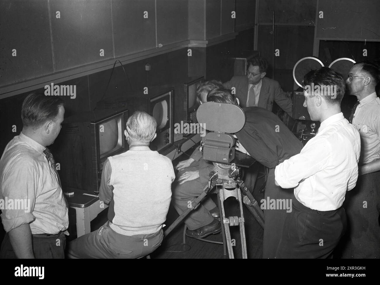 The live broadcast of Prinsjesdag is filmed from the television screen ...