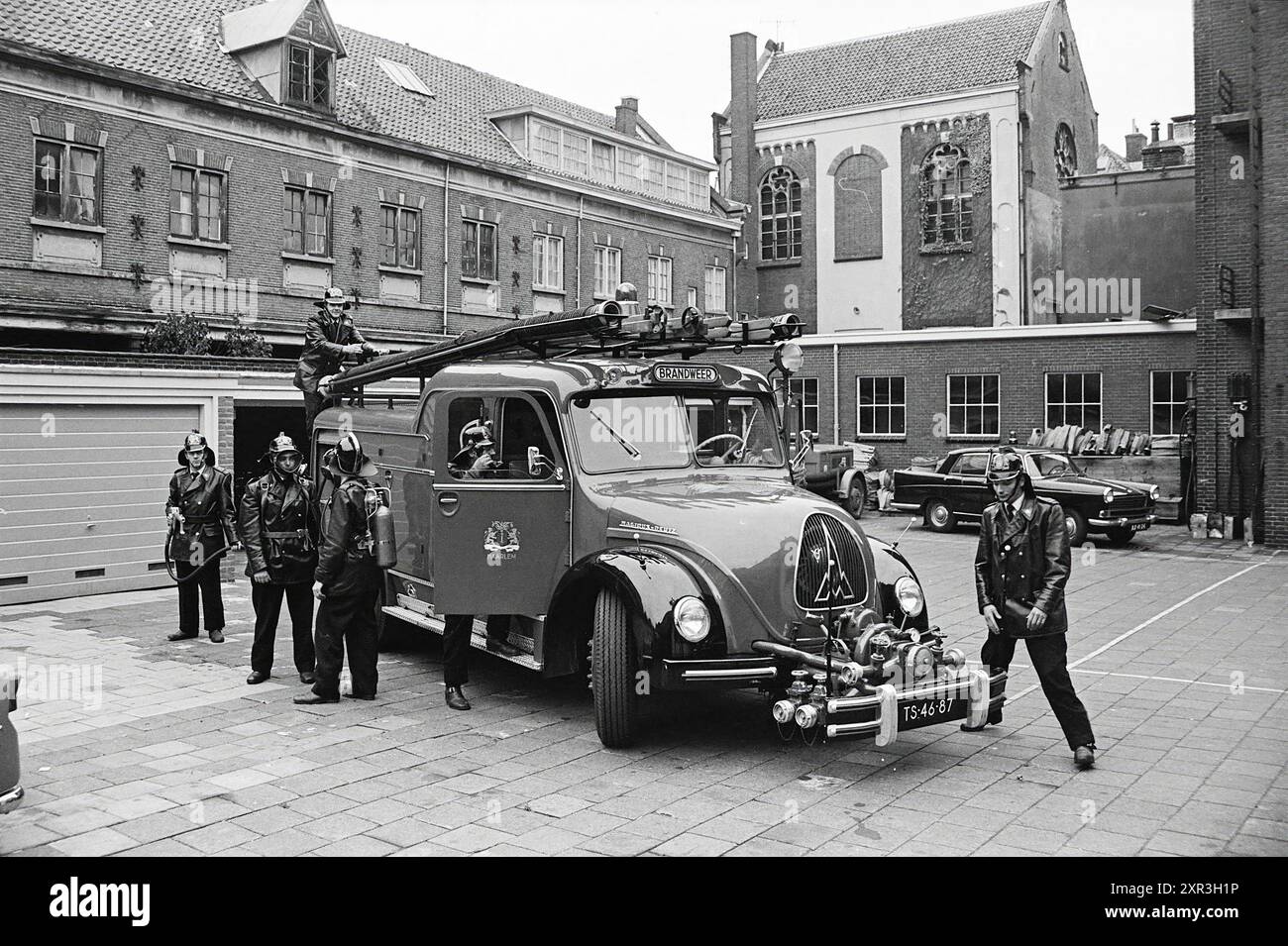 New car, Burning, fire brigade, 10-10-1963, Whizgle Dutch News ...