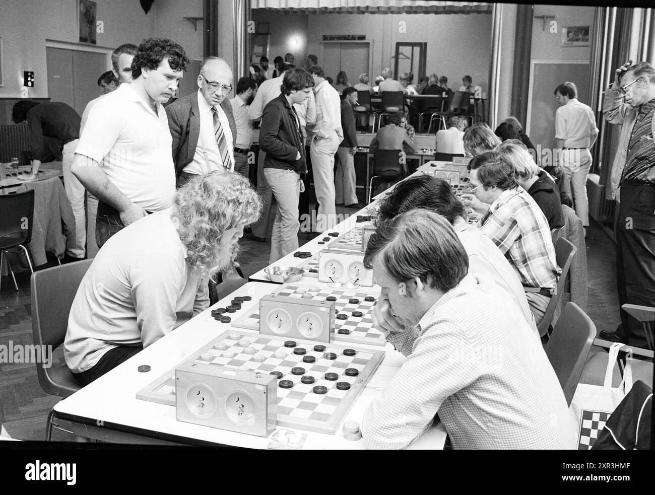 Checkers tournament, simultaneous with Ton Sijbrands (left), 04-09-1982 ...