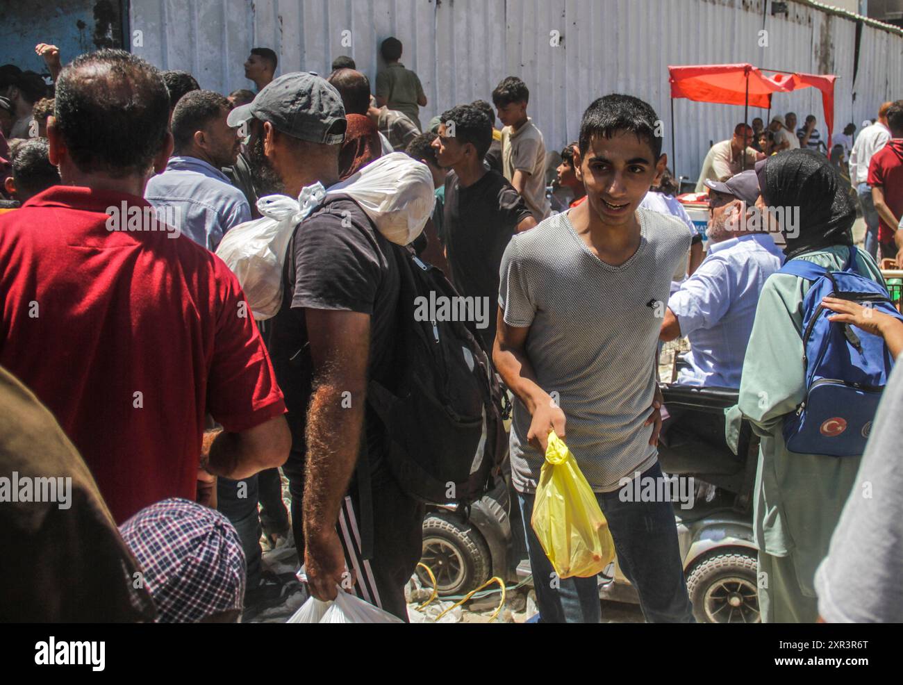 Jabalia Refugee Camp. 8th Aug, 2024. People gather to receive food aid ...