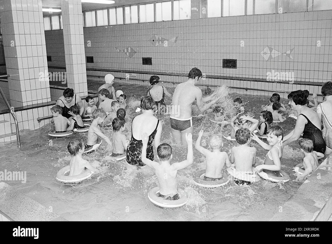 Children's swimming lessons, 00-12-1968, Whizgle Dutch News: Historic ...