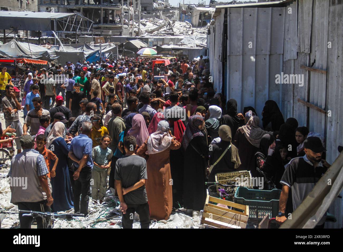 Jabalia Refugee Camp. 8th Aug, 2024. People gather to receive food aid ...