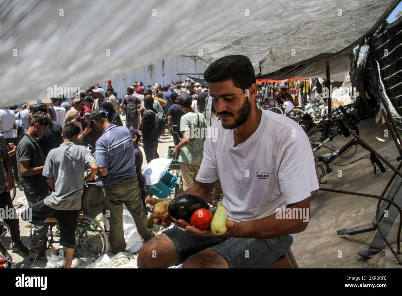 Jabalia Refugee Camp. 8th Aug, 2024. People gather to receive food aid ...