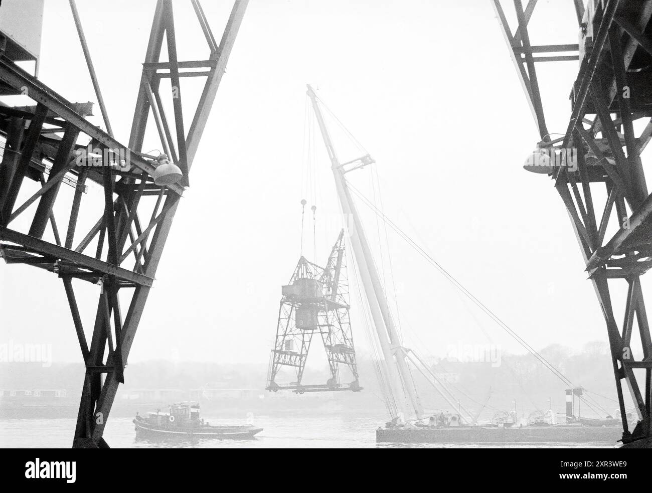 Moving 4 cranes due hi-res stock photography and images - Alamy