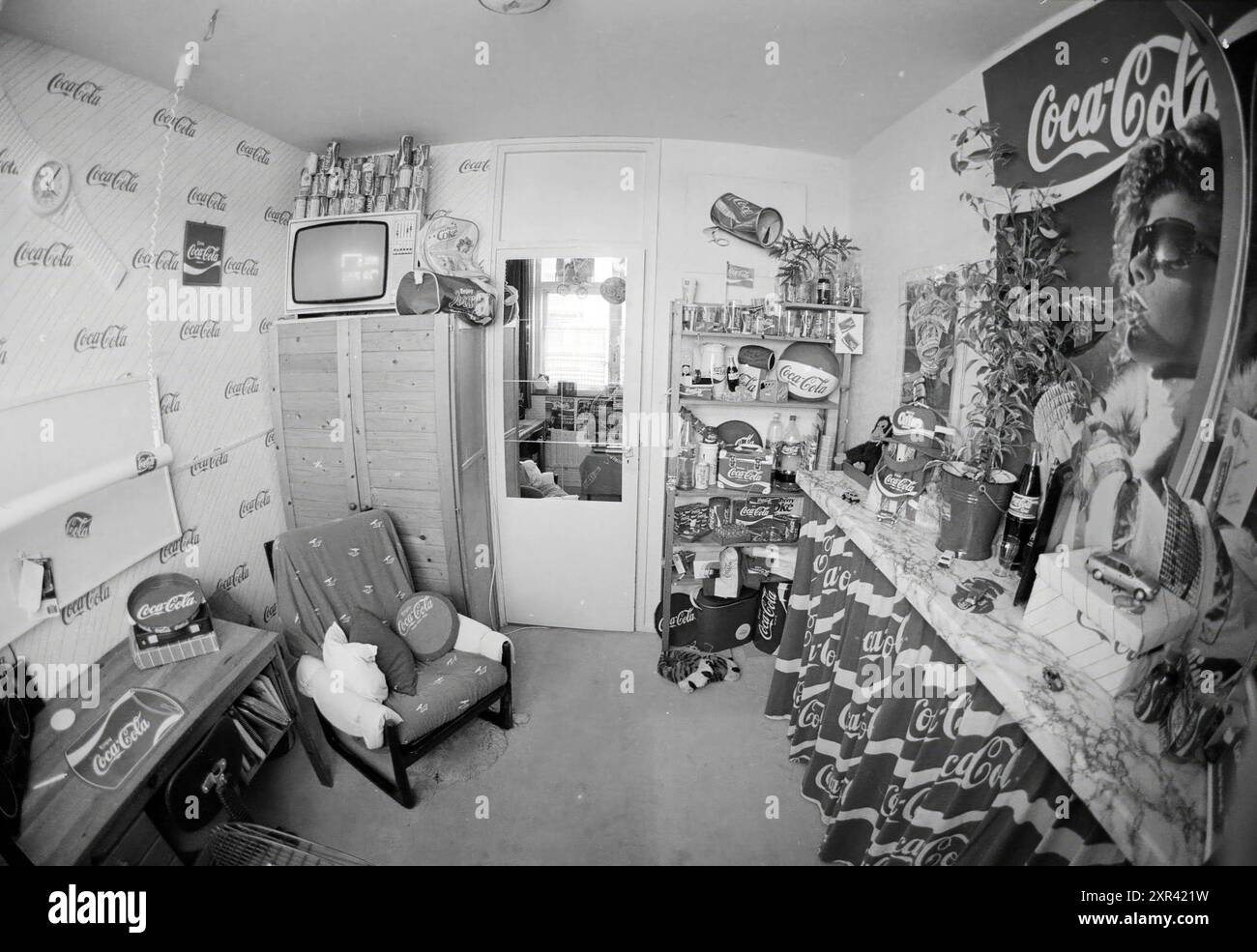 Collection of Coca-Cola objects, 00-02-1989, Whizgle Dutch News ...