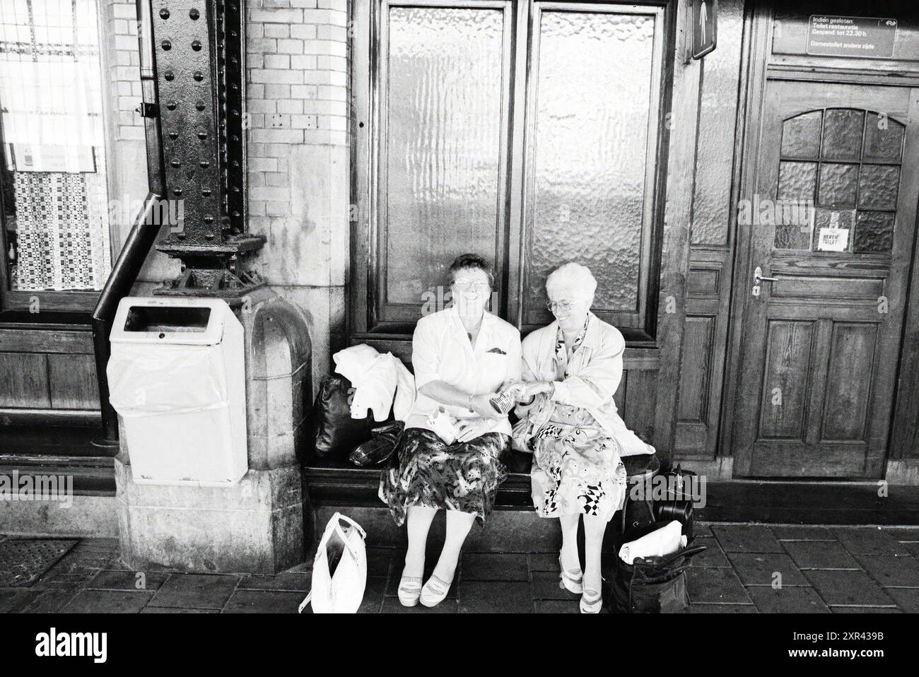 Man in station waiting room, 28-07-1992, Whizgle Dutch News: Historic ...