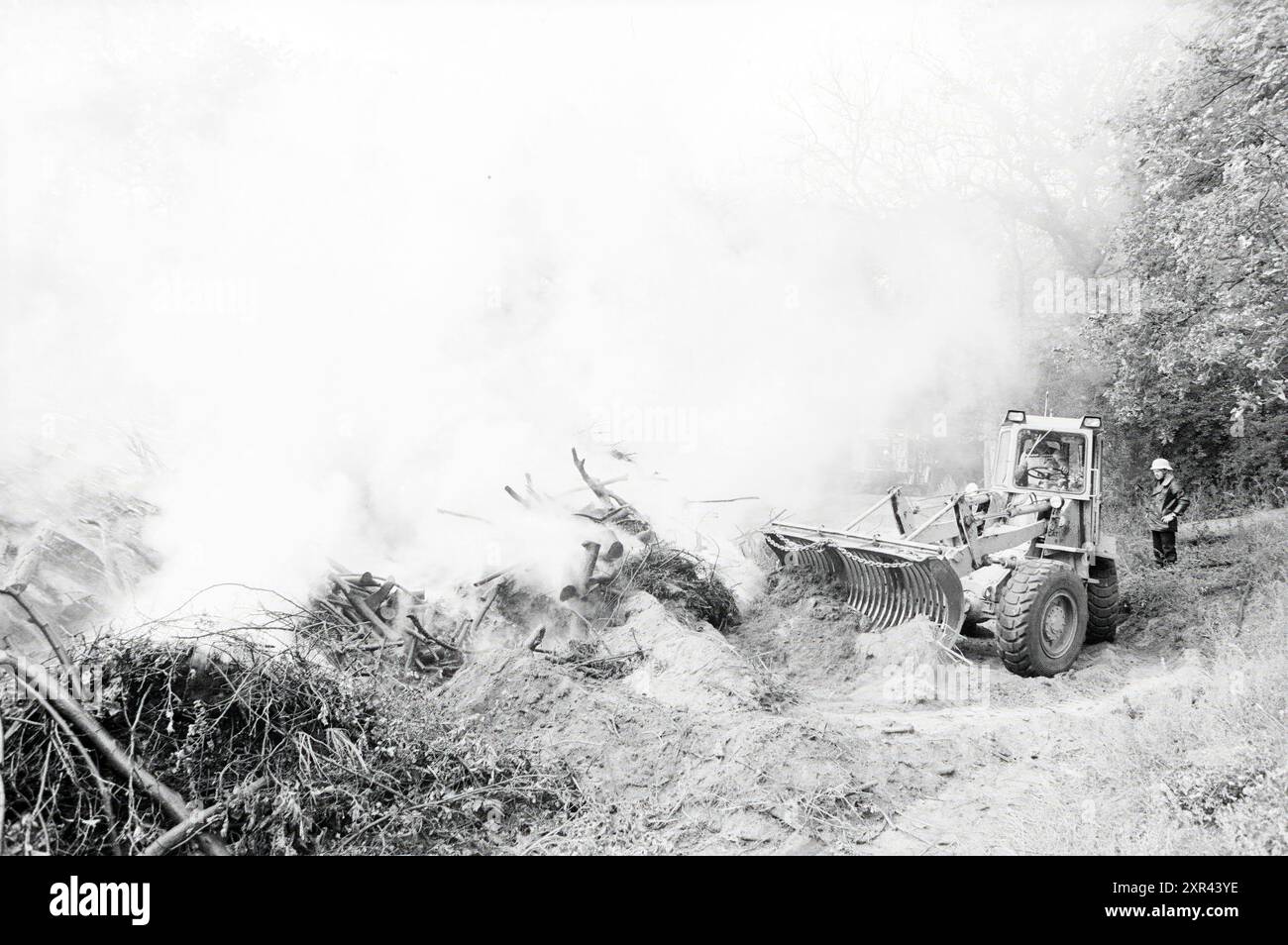 Fire brigade fights wildfire Duinhof cemetery, IJmuiden, The ...