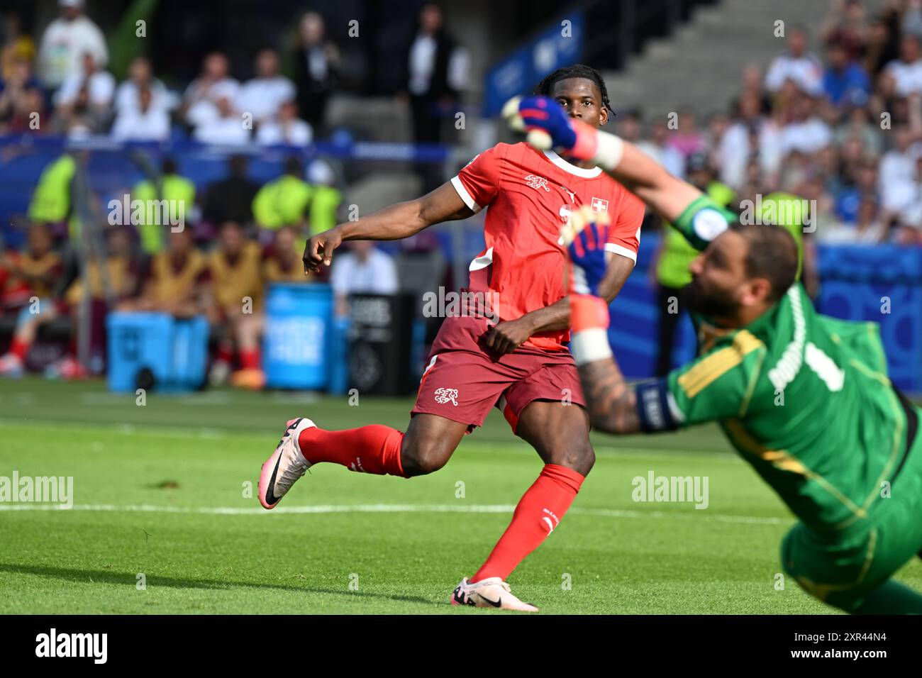 Breel Embolo (Monaco), Gianluigi Donnarumma (Paris) in action during ...