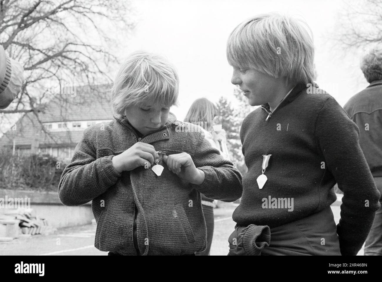 Winter walk HD and IJmuider Courant, children with medals at the finish ...