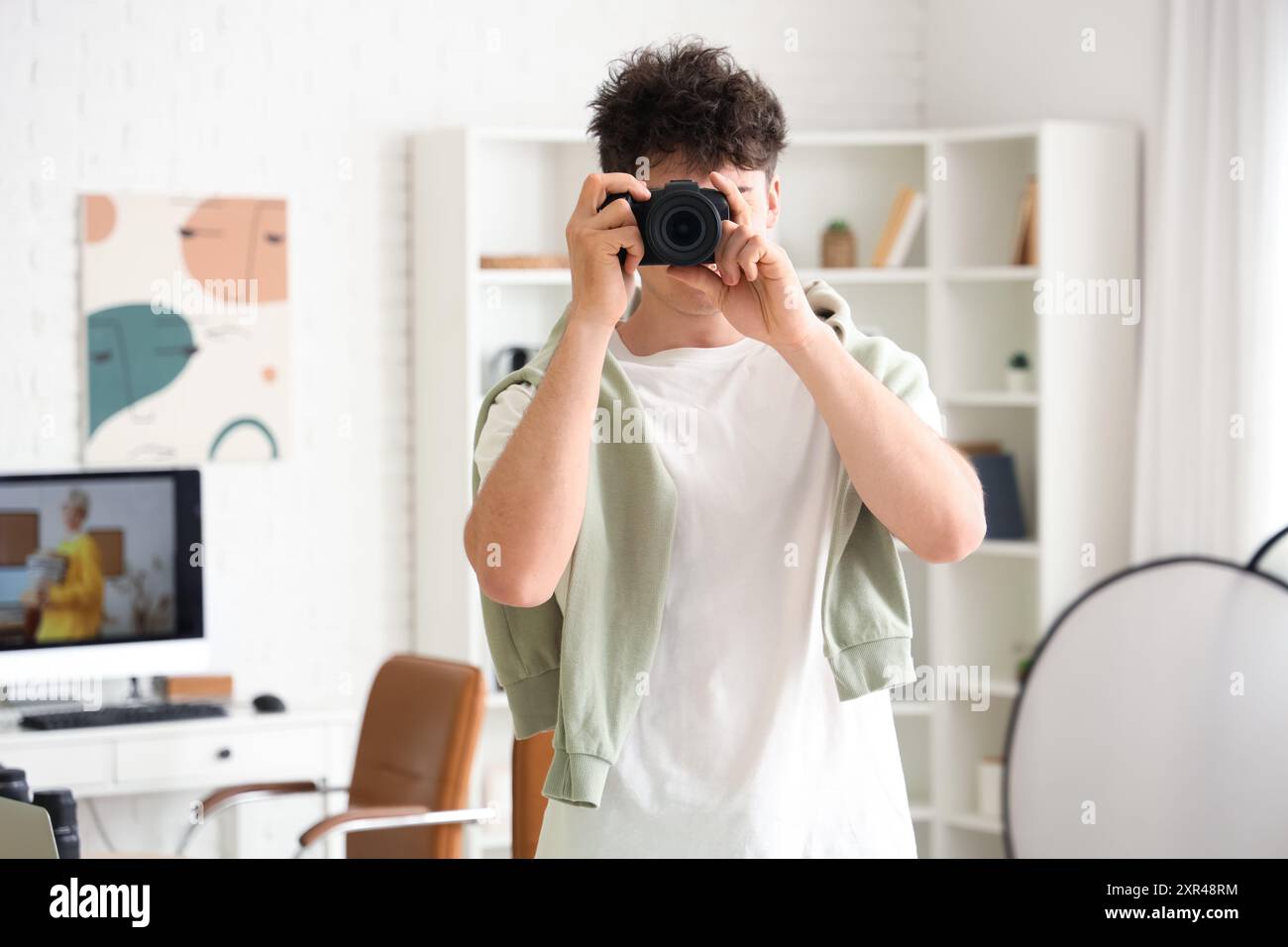 Backstage photo shoot professional photographer hi-res stock ...