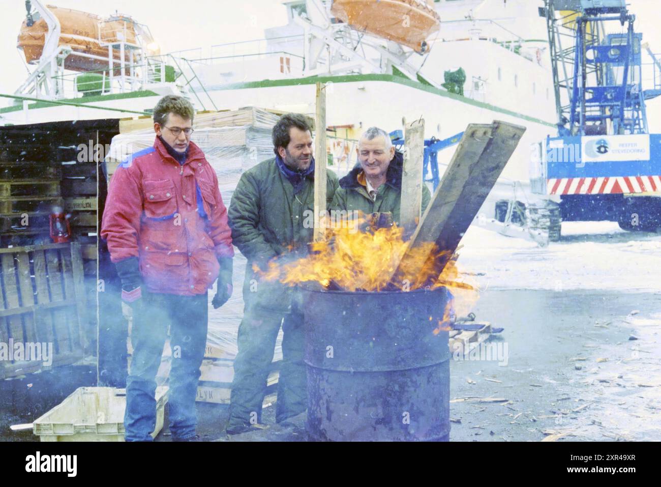 Dock workers warm themselves, IJmuiden, The Netherlands, 25-01-1996 ...