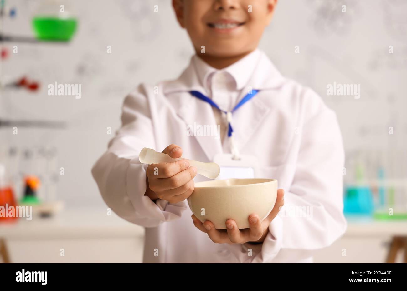 Science student mortar and pestle hi-res stock photography and images ...