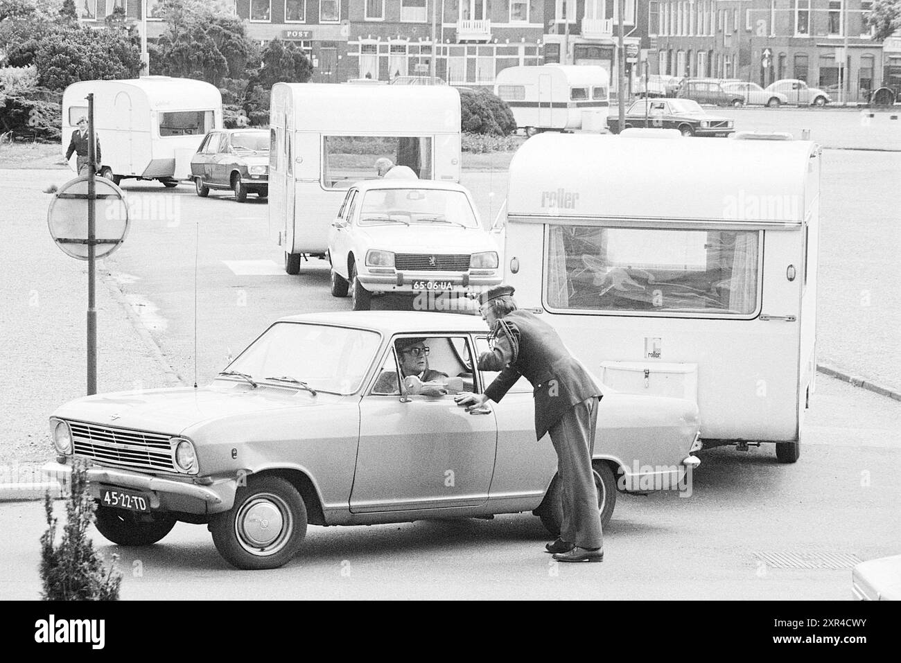 Military personnel show caravan drivers the way, 00-00-1975, Whizgle ...
