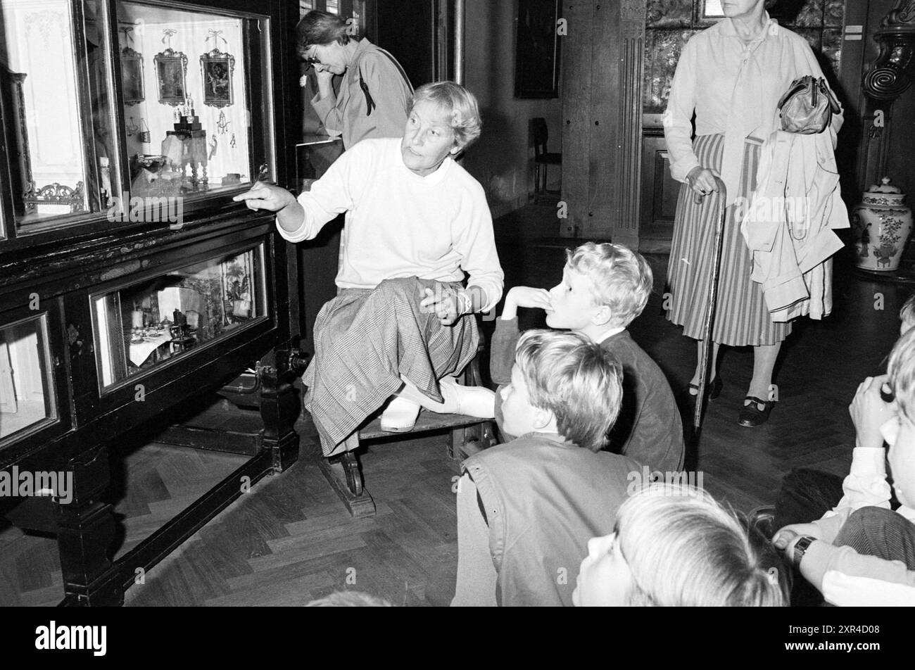 Guide to museums Black and White Stock Photos & Images - Alamy