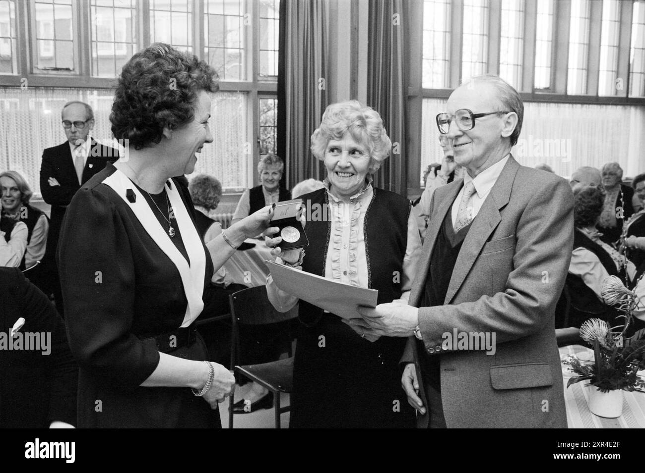 Presentation v.g. medal to Mrs. Smit, Presentation, 31-03-1985, Whizgle ...