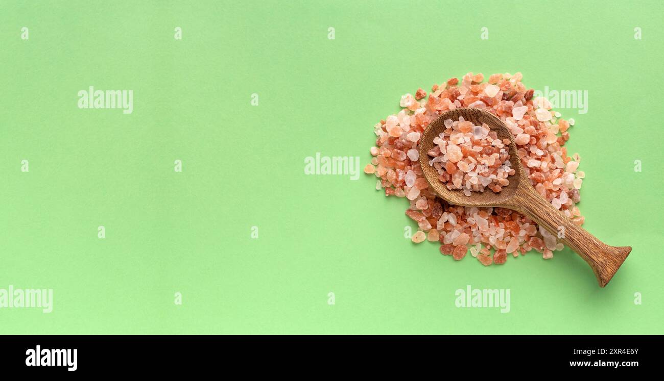 Pakistani red rock salt in spoon - Himalayan pink salt crystals Stock ...