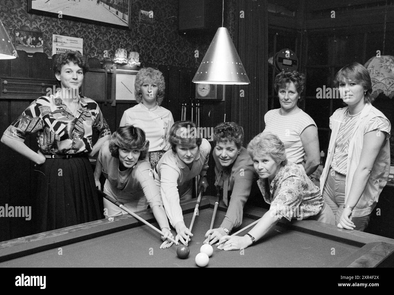 Billiards womens billiards team hi-res stock photography and images - Alamy
