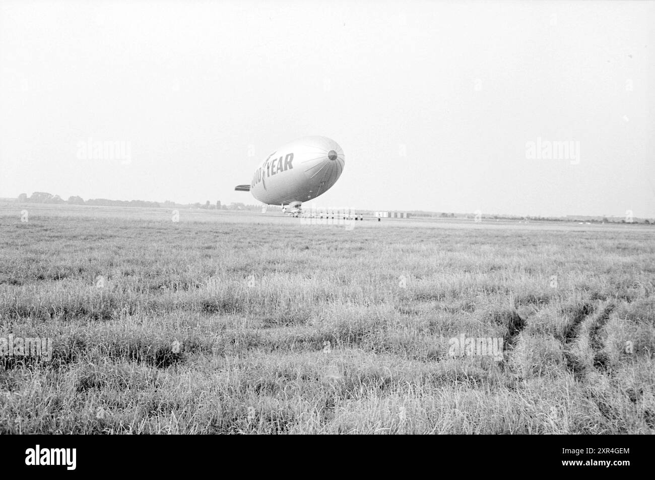 Landing zeppelin schiphol east Black and White Stock Photos & Images ...